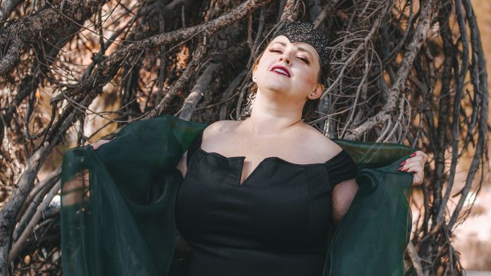 DIY Evil Queen Costume - Plus Size Halloween - The Huntswoman