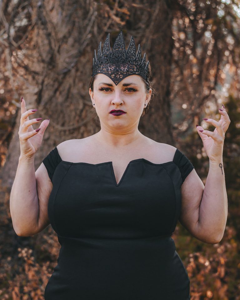 DIY Evil Queen Costume - Plus Size Halloween - The Huntswoman