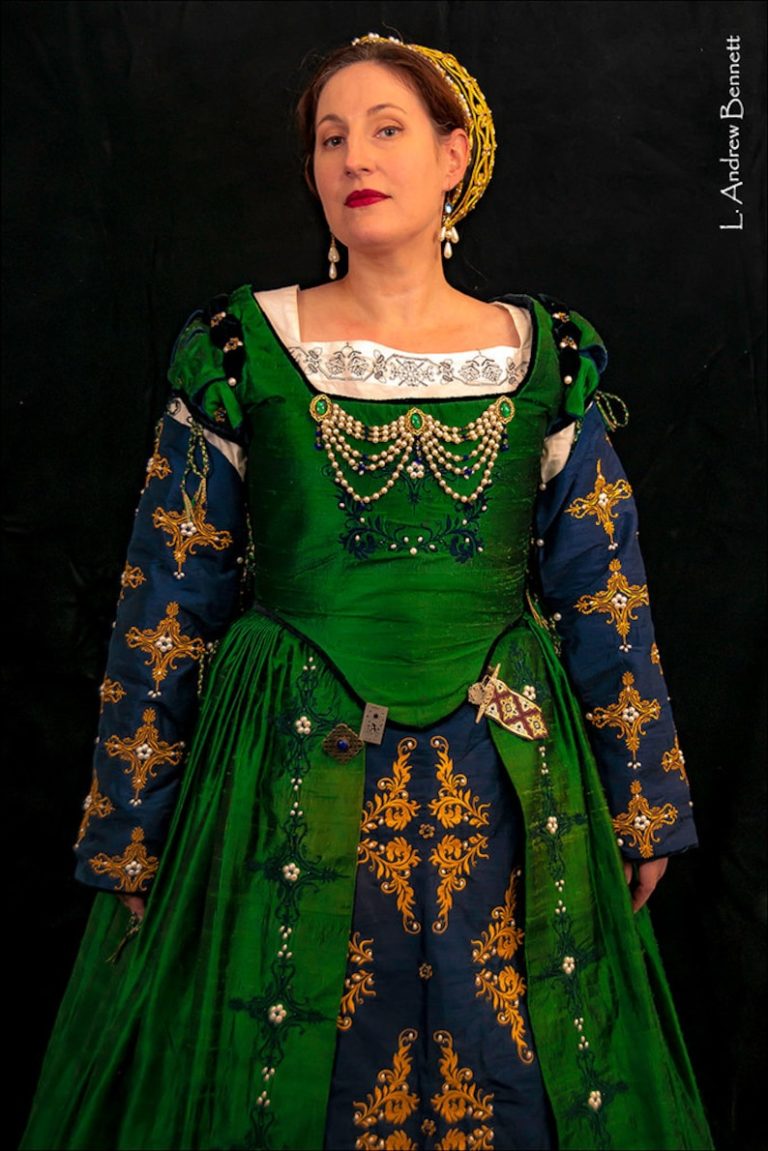 Where to Buy Plus Size Renaissance & Period Costumes | 13 Brands - The ...