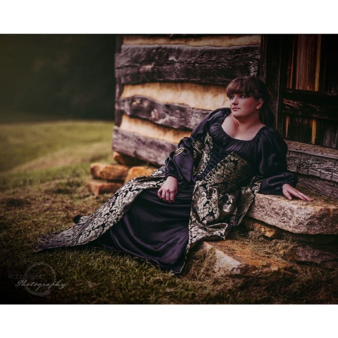 Where to Buy Plus Size Renaissance & Period Costumes | 13 Brands - The ...