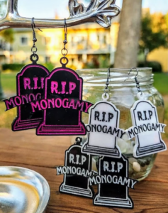 48+ BEST & Most FUN Throuple Gifts | Gifts for Triads & Polyamory ...