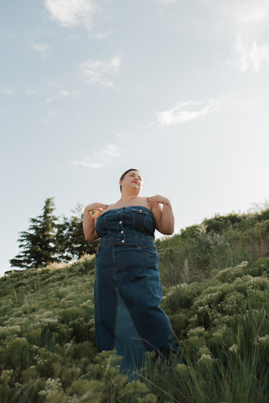 Plus Size Denim On Denim Editorial Photoshoot Plus Size Model In Eloquii The Huntswoman